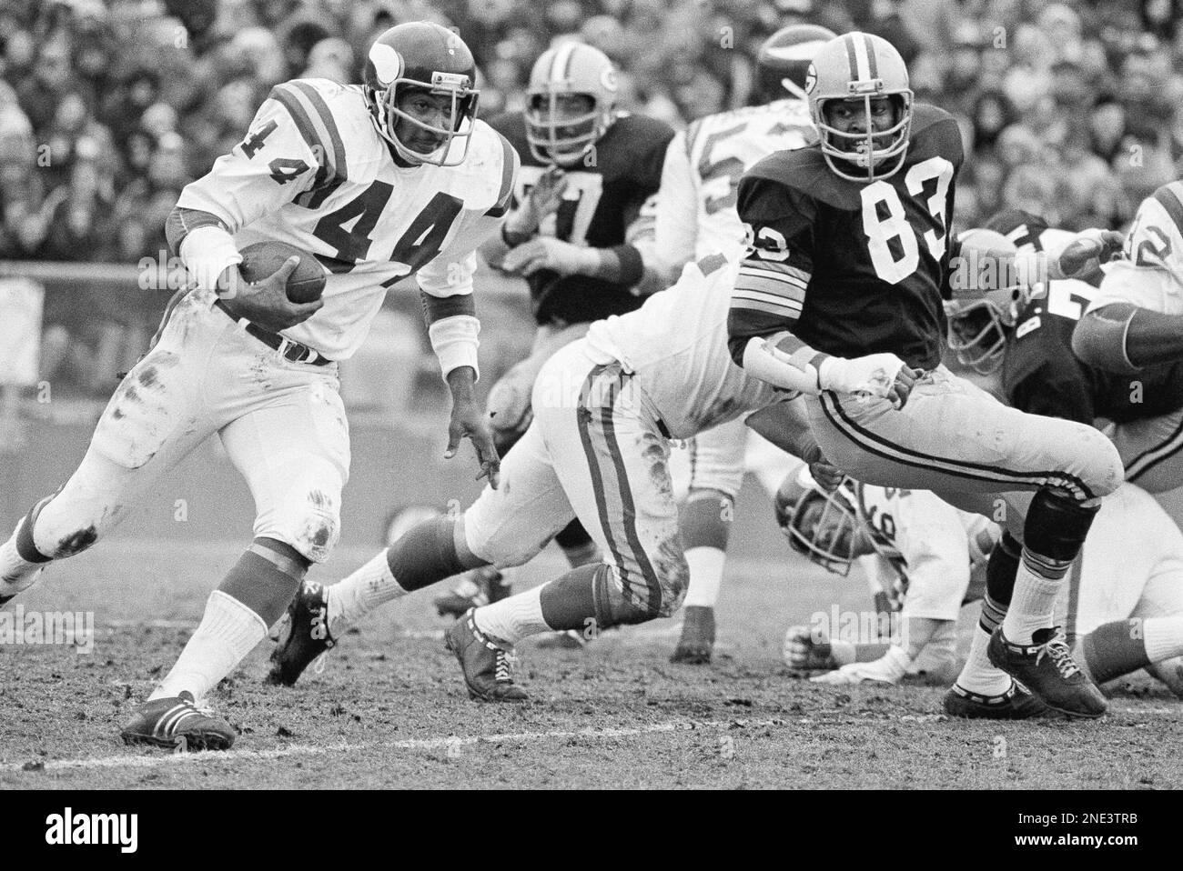 Minnesota Vikings Chuck Foreman (44) takes off for seven yard gain ...