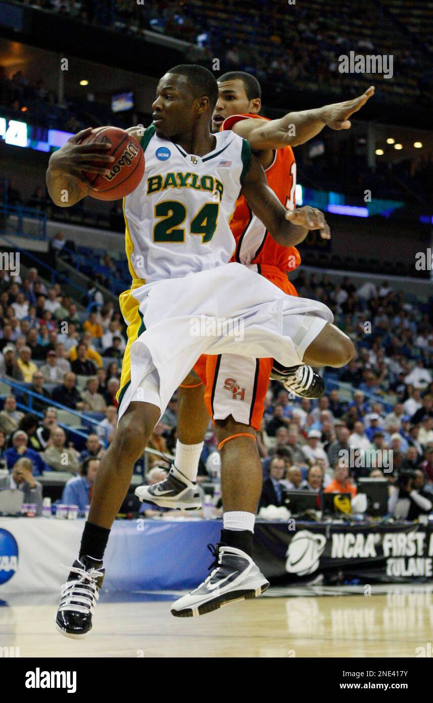 Baylor guard LaceDarius Dunn (24) grabs a rebound in front of Sam ...