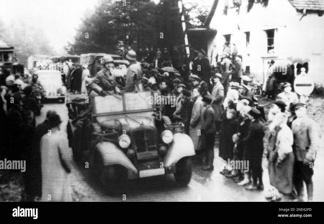 Troops of Nazi German Wehrmacht cross the Czech border near Friedland ...