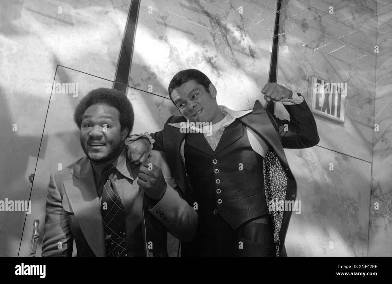 Boxers George Foreman, left, and Roberto Duran clown around during a ...