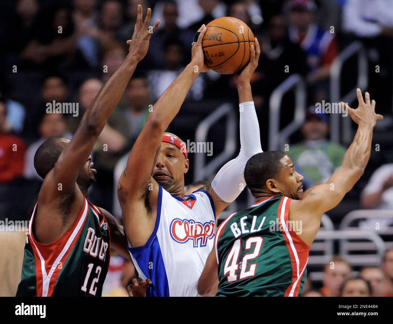 Los Angeles Clippers' Drew Gooden, center, looks for an open teammate ...
