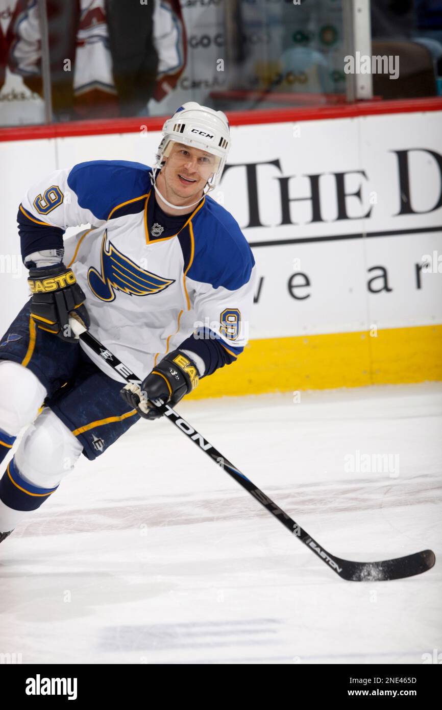 St. Louis Blues left winger Paul Kariya warms up before facing the ...
