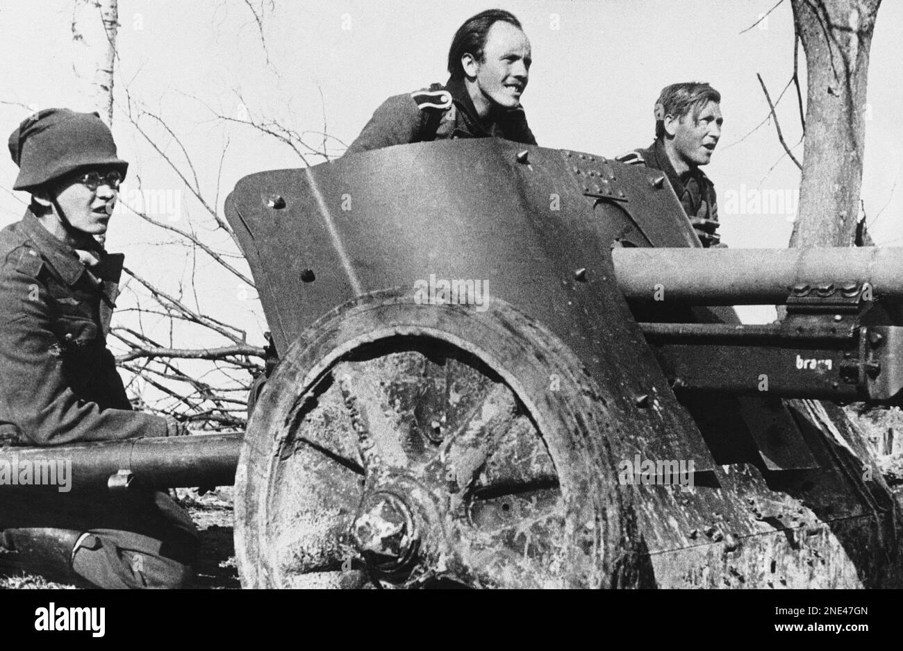 The crew of a German anti-tank gun, ready for action at the Russian ...