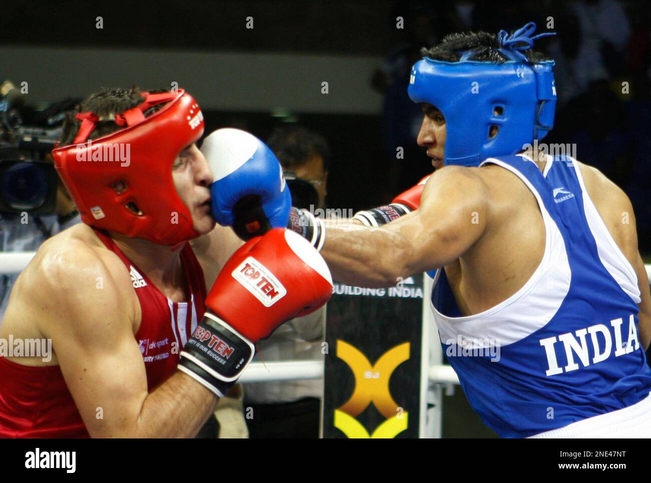 Indian boxer Vijender Singh, right, fights against Frank Buglioni of ...