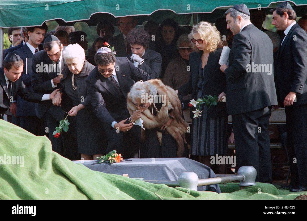Marilyn Klinghoffer and family are shown during the funeral for Leon ...