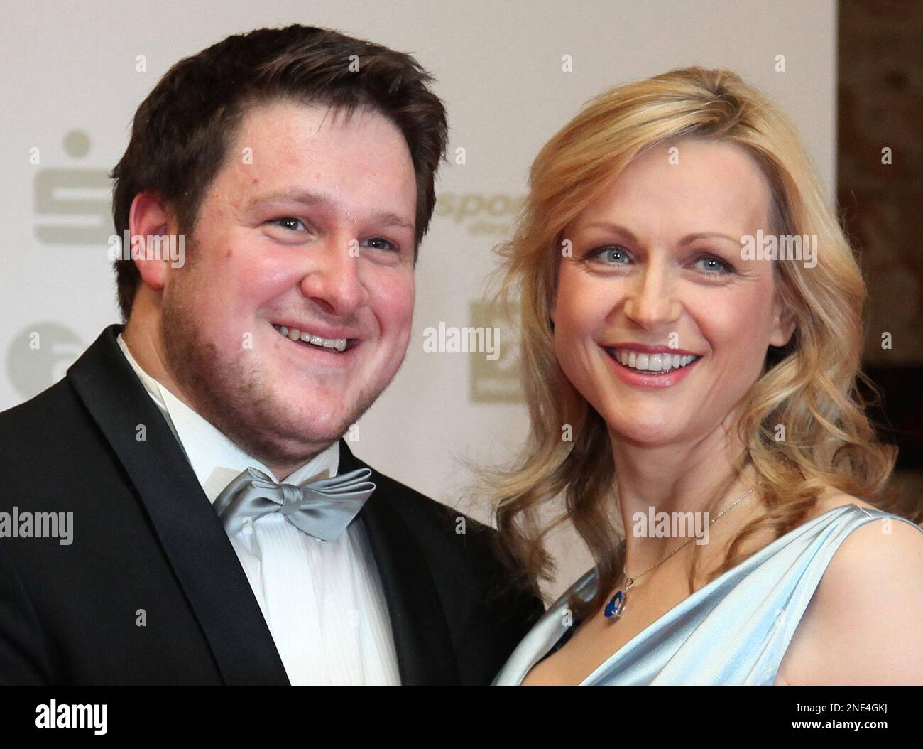 ARCHIV - Gewichtheber Matthias Steiner, links, und seine Frau Inge ...