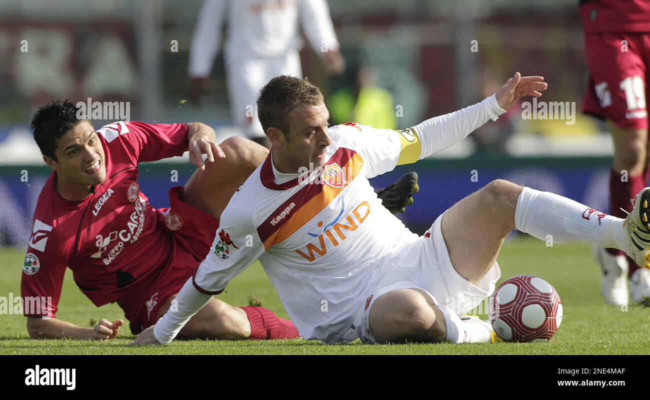AS Roma's Daniele De Rossi, right, and Livorno's Romano Perticone ...