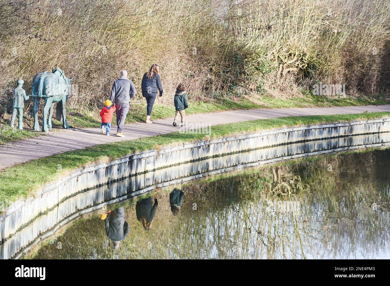 A family walk along the path by the Grand Union canal just above Foxton ...