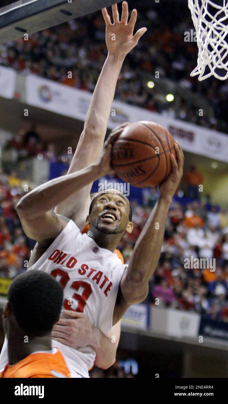 Ohio State's David Lighty (23) goes up for the hoop as Illinois's Mike ...