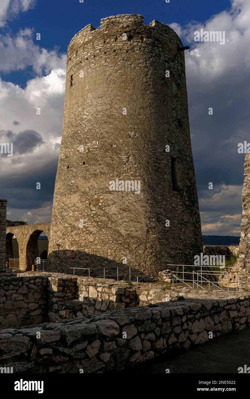 This massive round castle keep or donjon dates from the early 1200s ...
