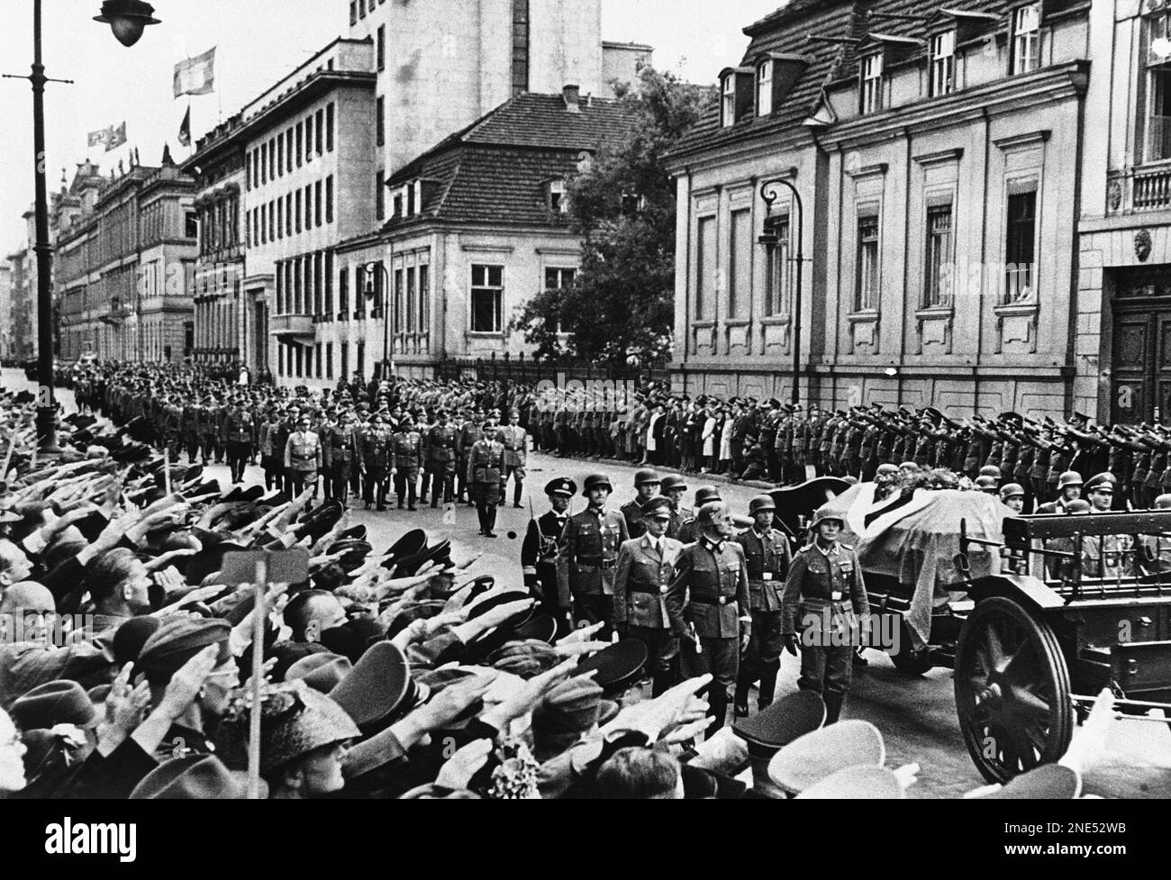 Crowds giving the Nazi salute as the funeral procession of Reinhardt ...