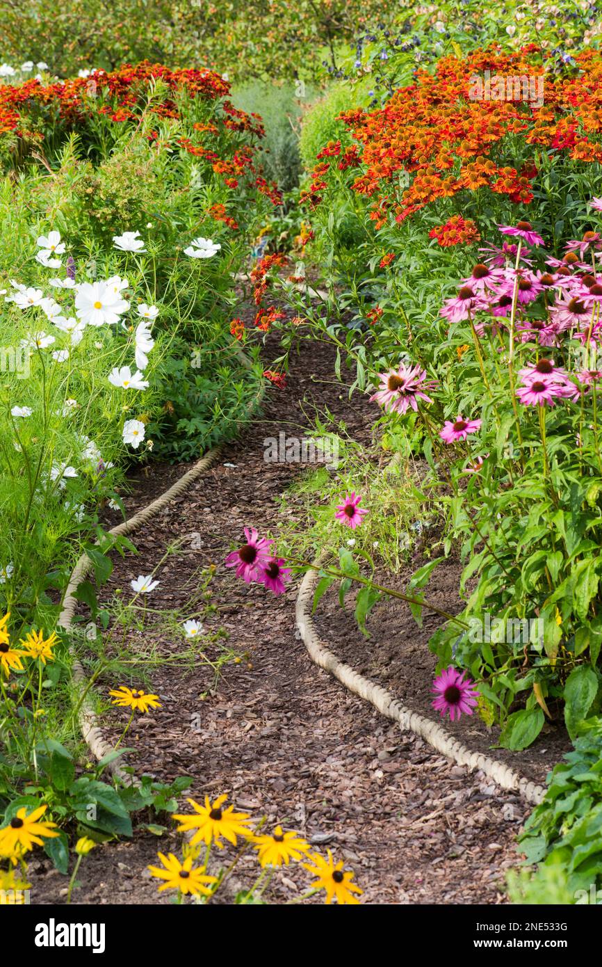 Pathway through Cottage Garden Stock Photo - Alamy