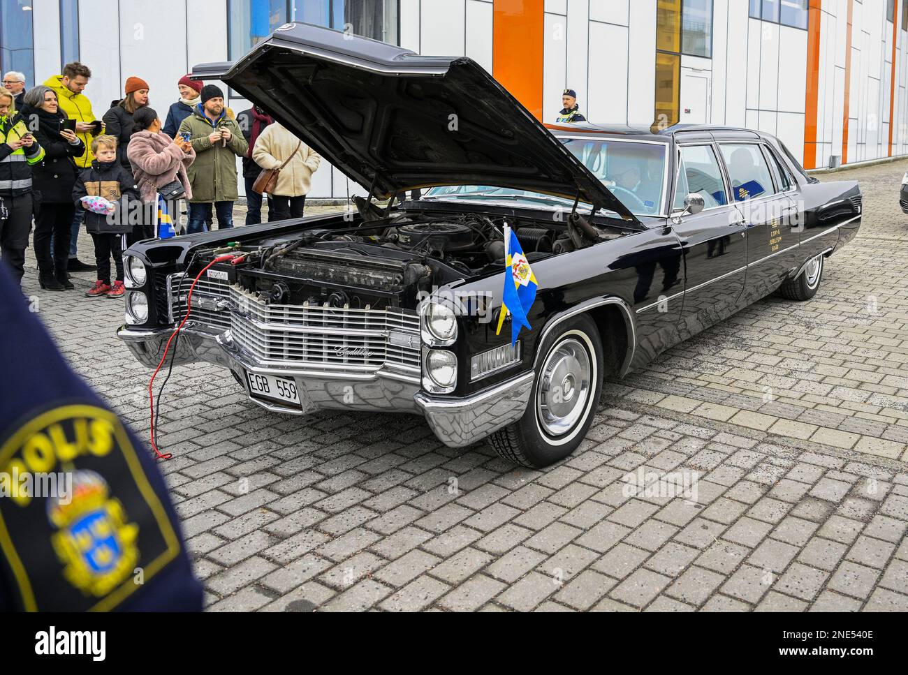 King Carl Gustaf and Queen Silvia's motorcade gets help to jump-start ...