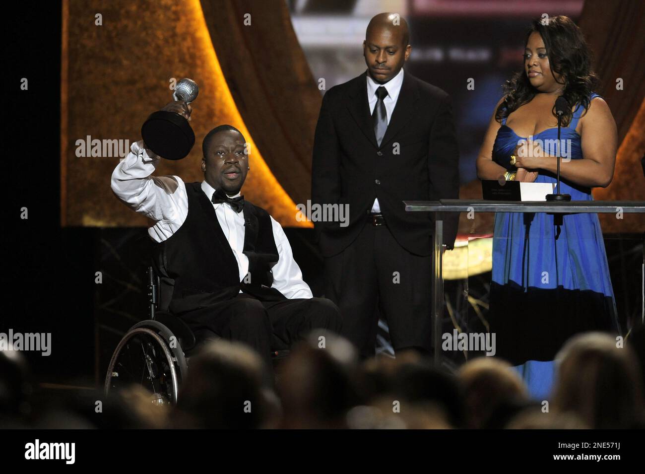 A tearful Daryl 'Chill' Mitchell accepts his award from Sherri Shepherd ...