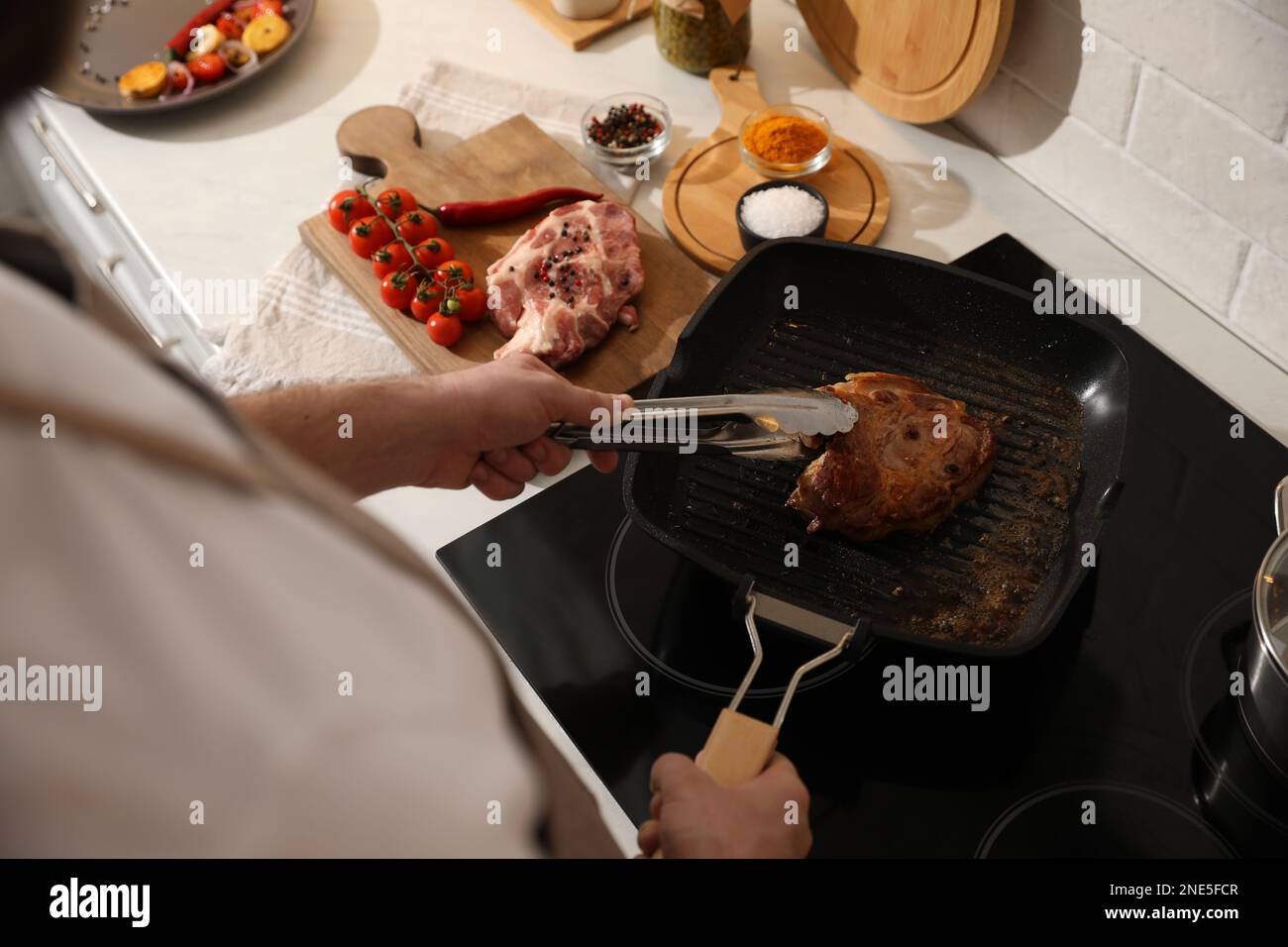 Frying pan above hi-res stock photography and images - Alamy