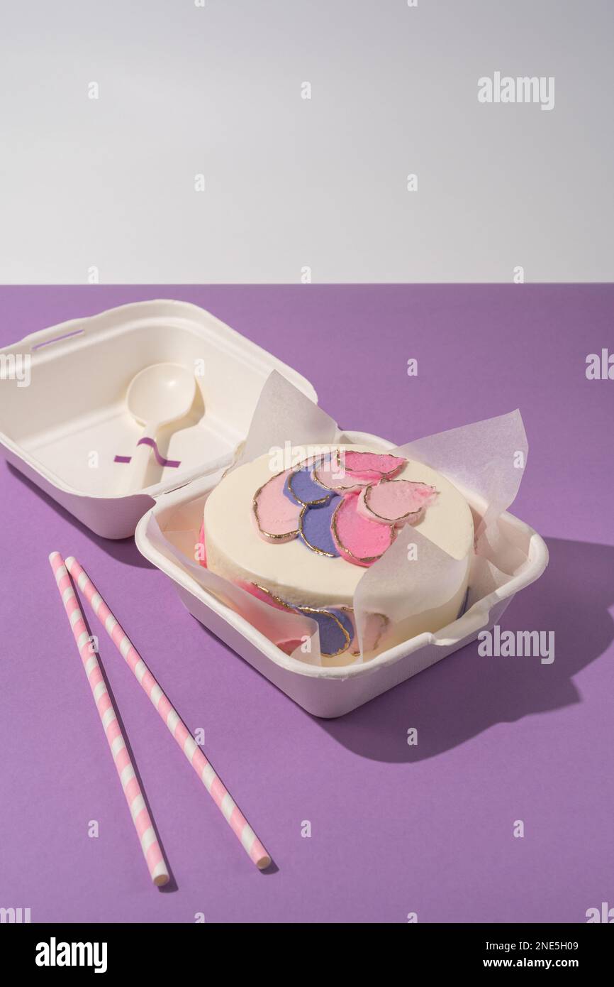 Small bento cake In box for one person Stock Photo - Alamy