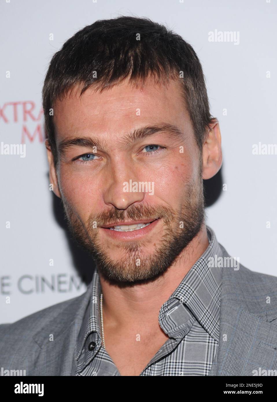 El actor Andy Whitfield quien interpreta el papel principal en la serie ...