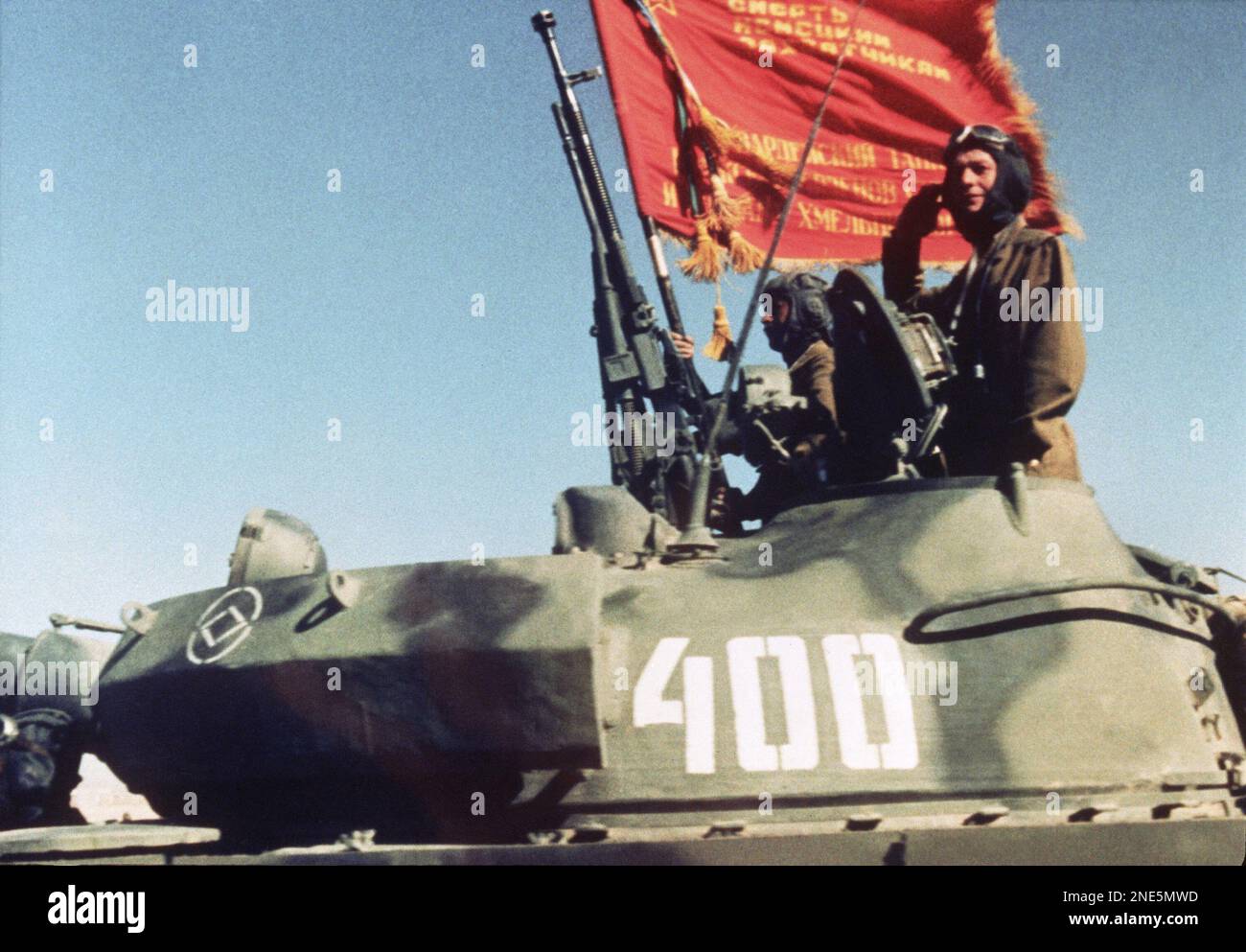 Soviet soldiers going home with their tank regiment saluted a parade ...