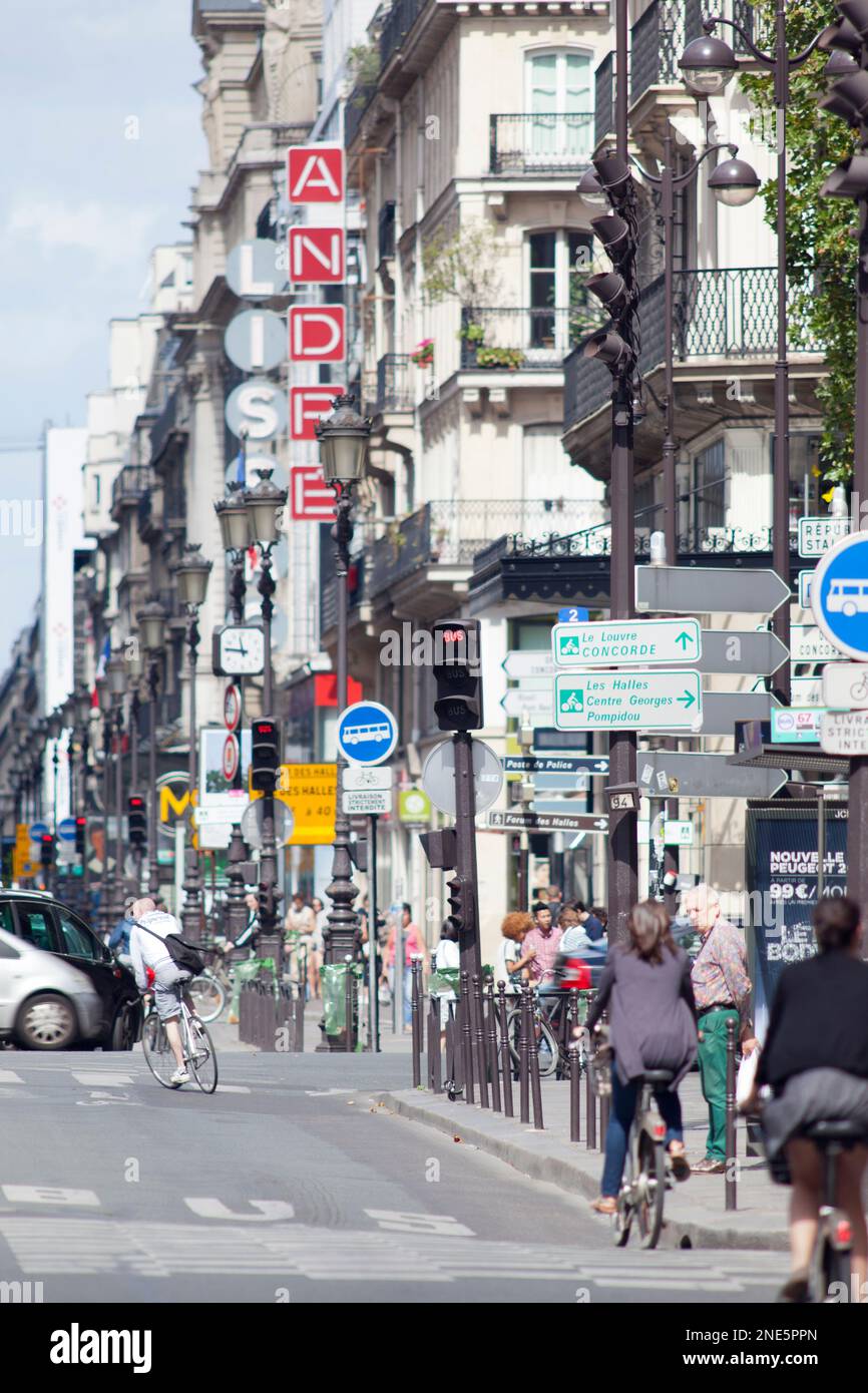 Paris street view hi-res stock photography and images - Alamy