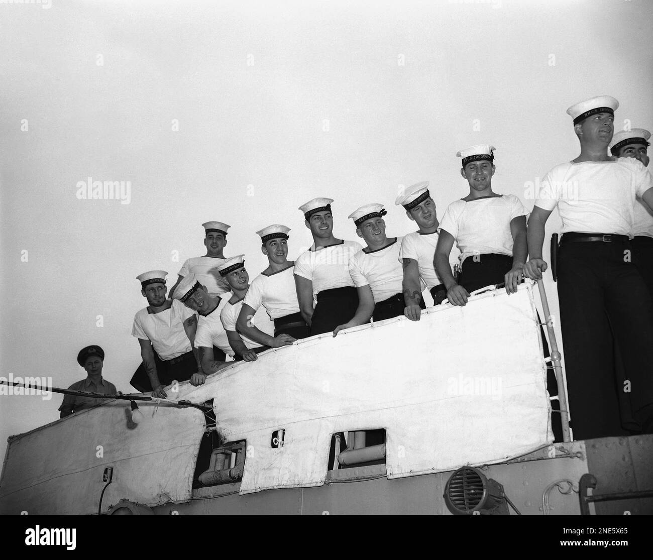 Members of the HMCS Iroquois? crew line rail for a view of Tokyo as the ...