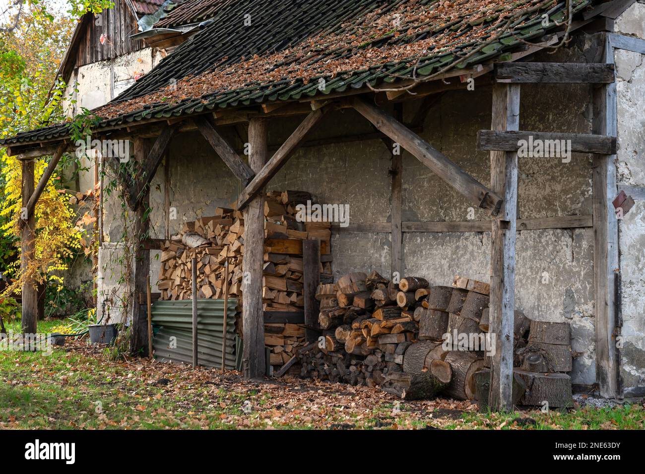 Firewood farm house hi-res stock photography and images - Alamy