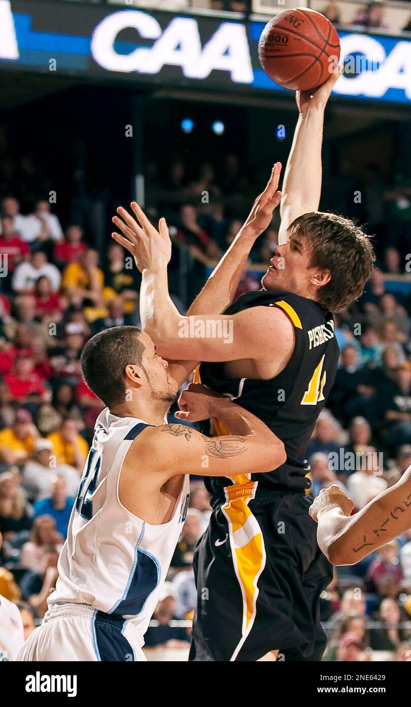 Old Dominion's Gerald Lee, left, attempts to block Virginia ...