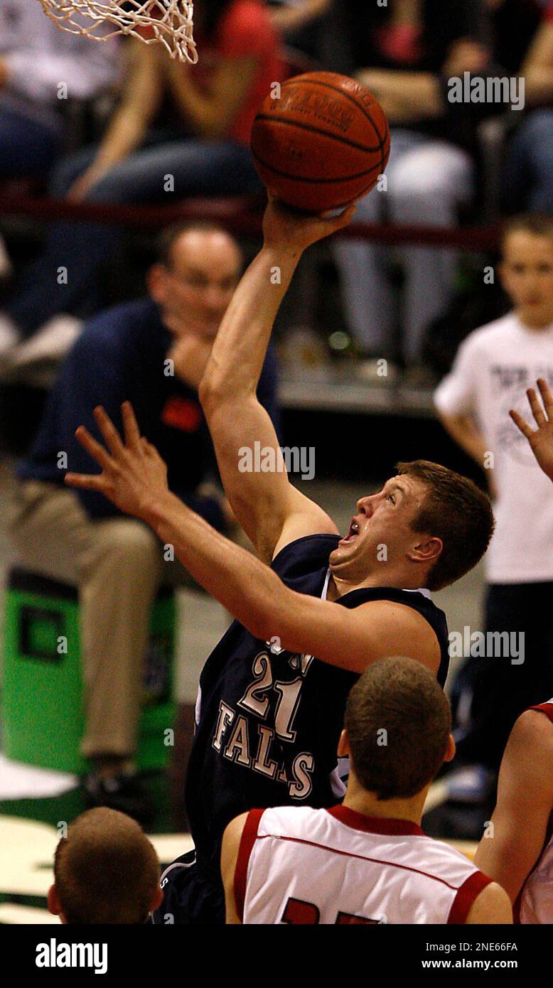 Twin Falls' Jon Pulsifer (21) takes a shot over the defense of Moscow ...