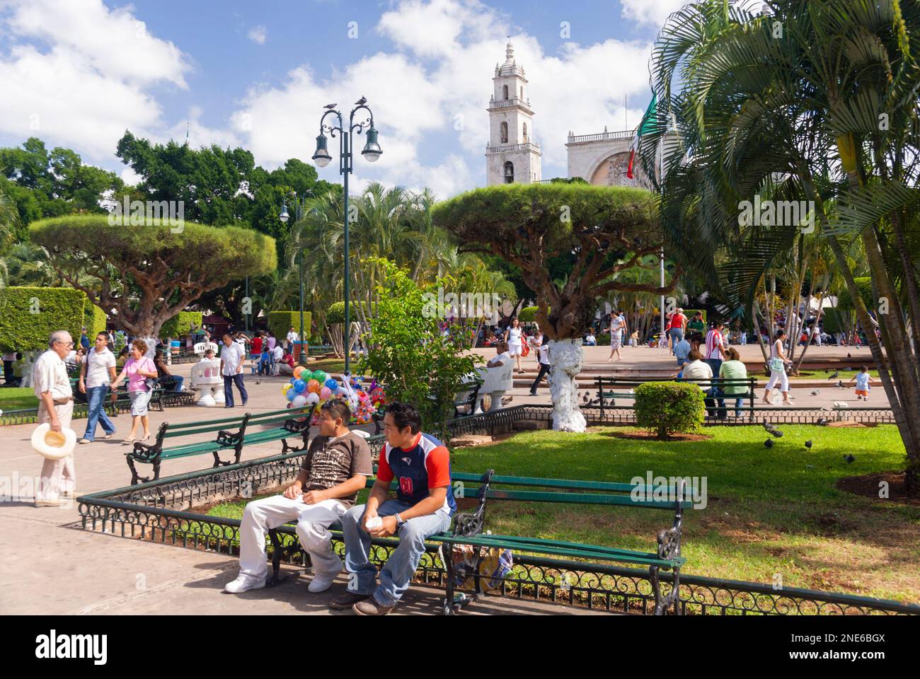 Mexico -21 Jan 2007: Local Meridians Enjoy a Peaceful Sunday in Zocalo ...