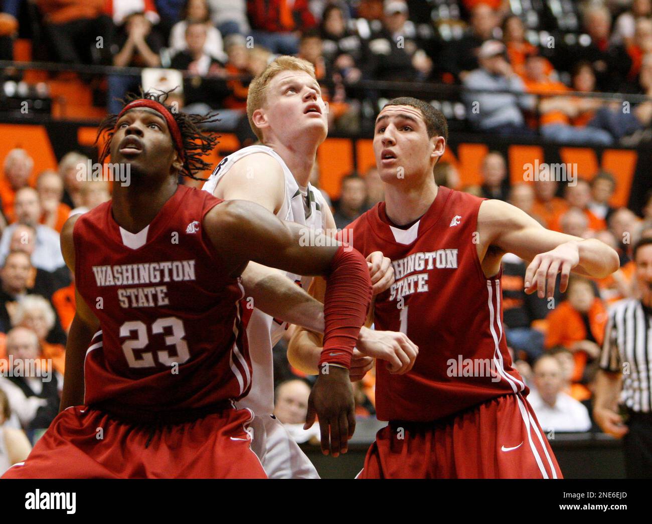 Washington State's DeAngelo Casto (23) and teammate Klay Thompson box ...