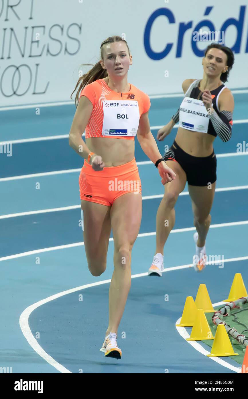 (230216) -- LIEVIN, Feb. 16, 2023 (Xinhua) -- Femke Bol (L) of the ...