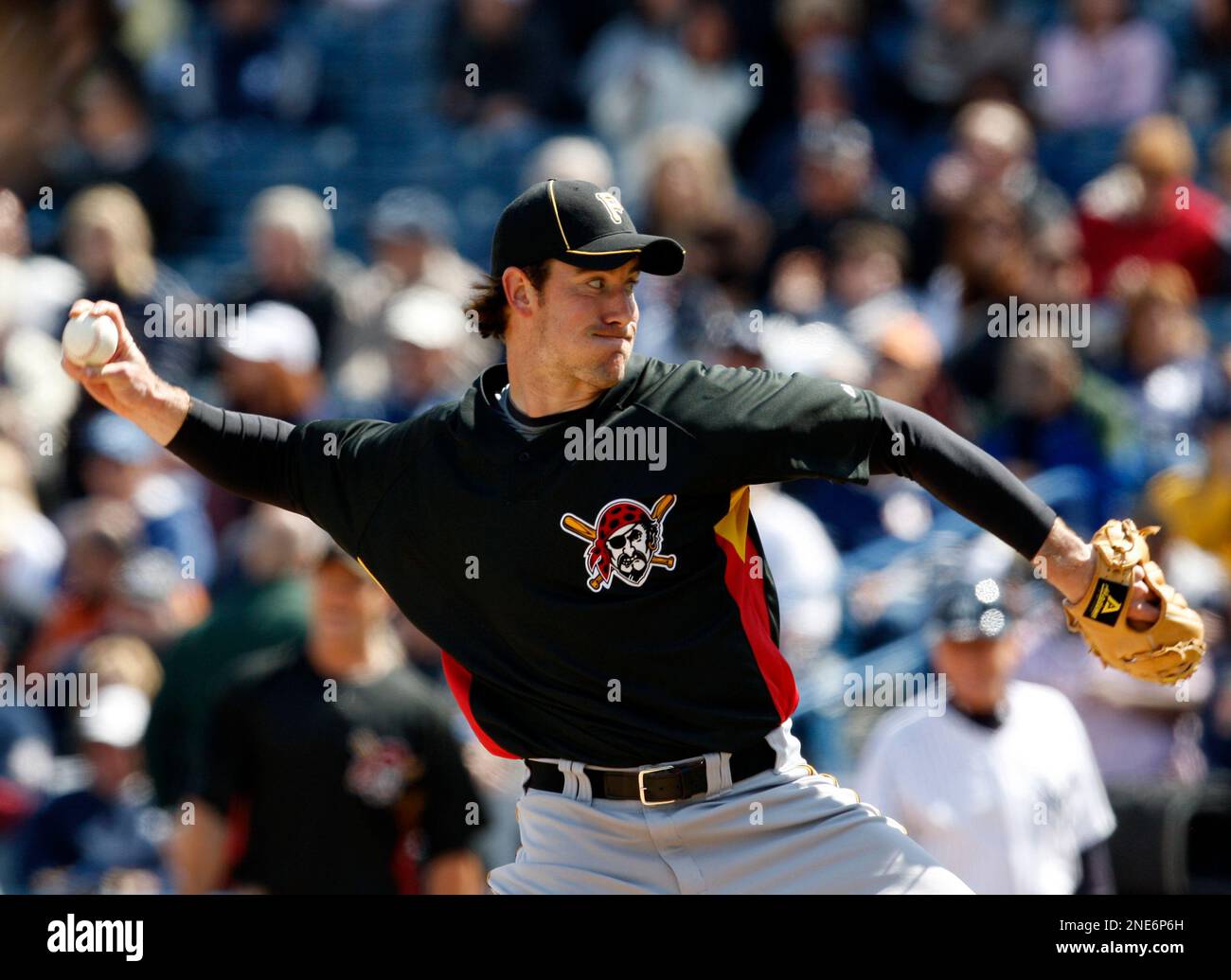 Pittsburgh Pirates pitcher Ross Ohlendorf throws during the second ...