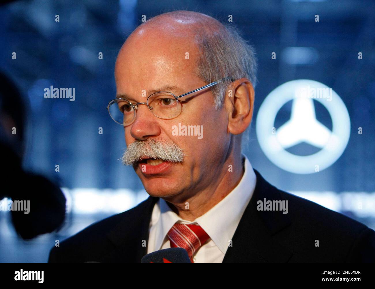 ARCHIV - Dieter Zetsche, Vorstandsvorsitzender der Daimler AG, spricht ...