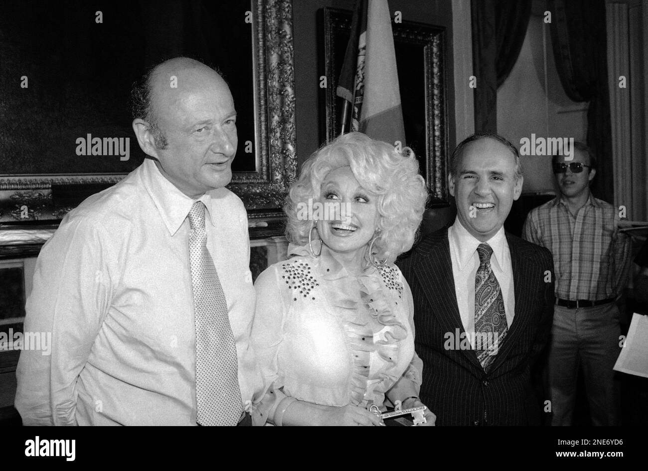 Singer Dolly Parton with Mayor Ed Koch and Comptroller Harrison Goldin ...