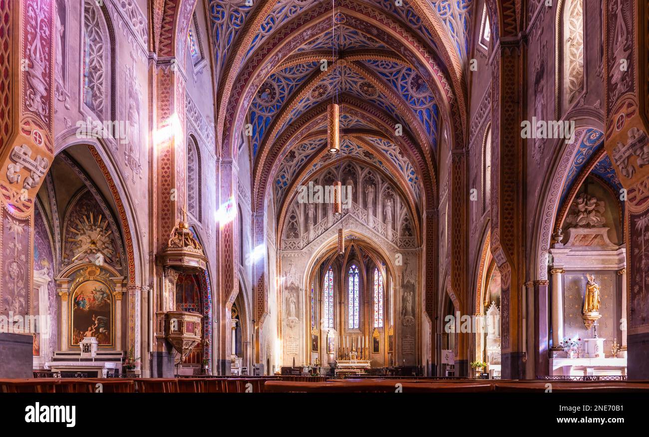 Magnificent gothic cathedral interior hi-res stock photography and ...