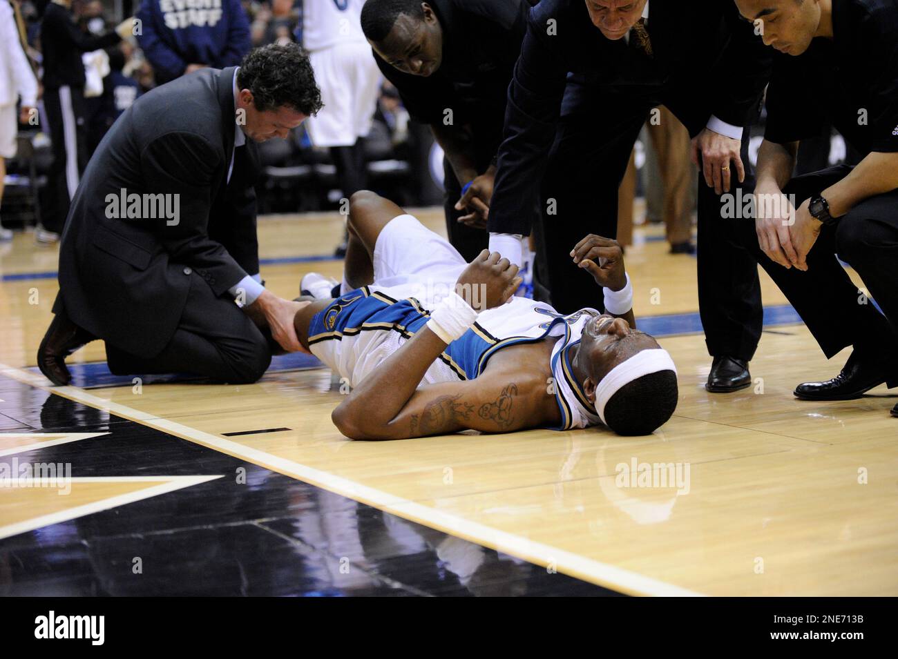 Washington Wizards forward Josh Howard (5) lies on the court after ...