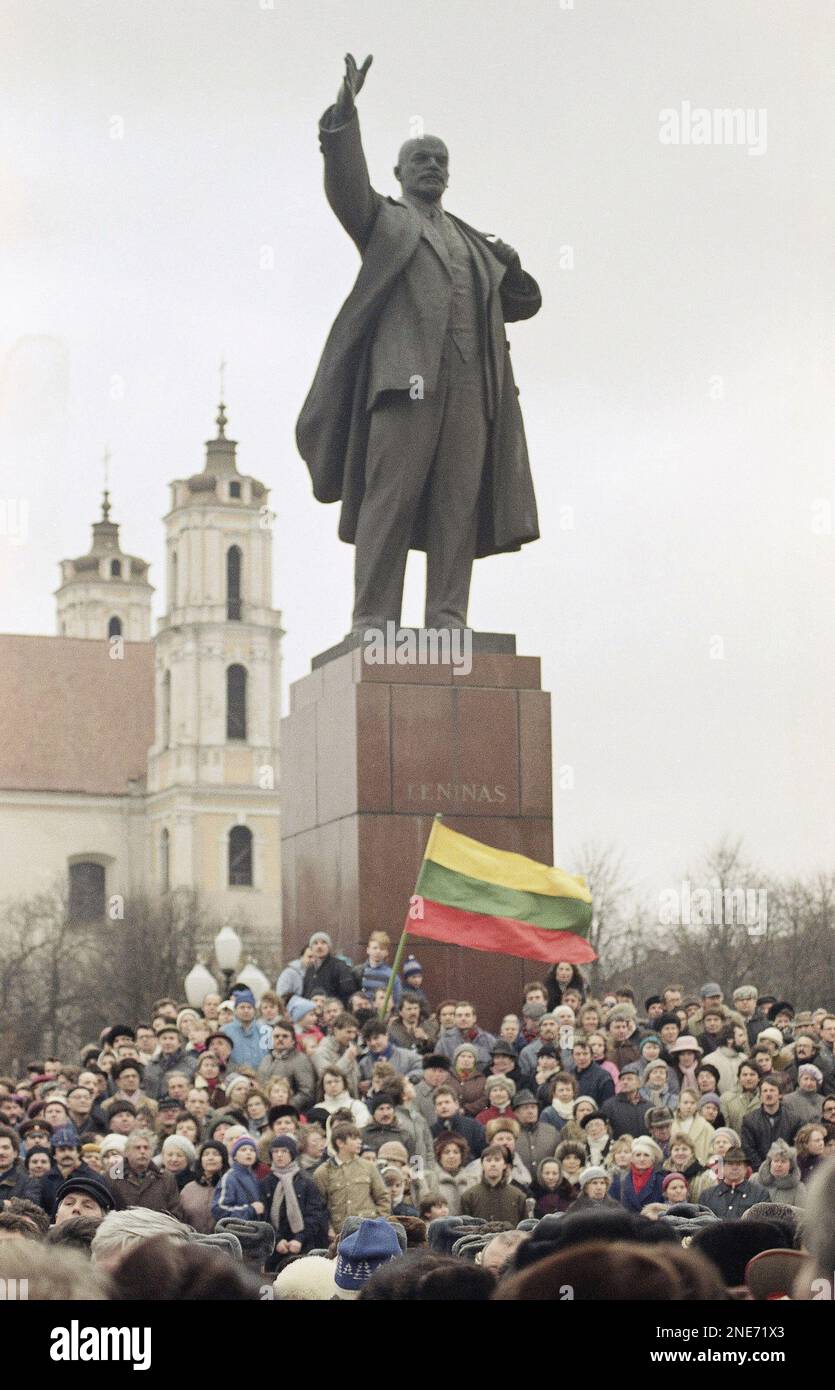 Lithuanians wait to greet the Soviet President Mikhail Gorbachev ...