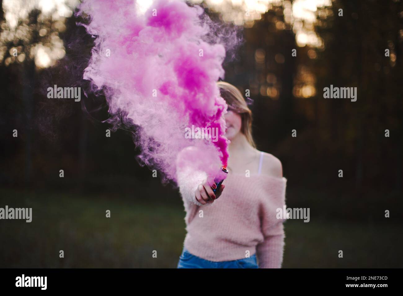Smoke gender reveal party hi-res stock photography and images - Alamy