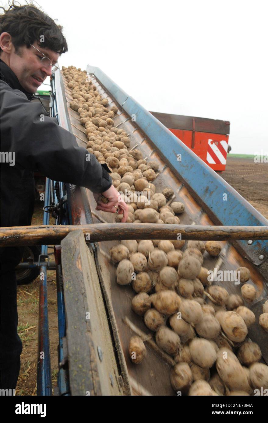 ARCHIV - Andreas Heise von der BASF betrachtet am 5. Mai 2009, so ...