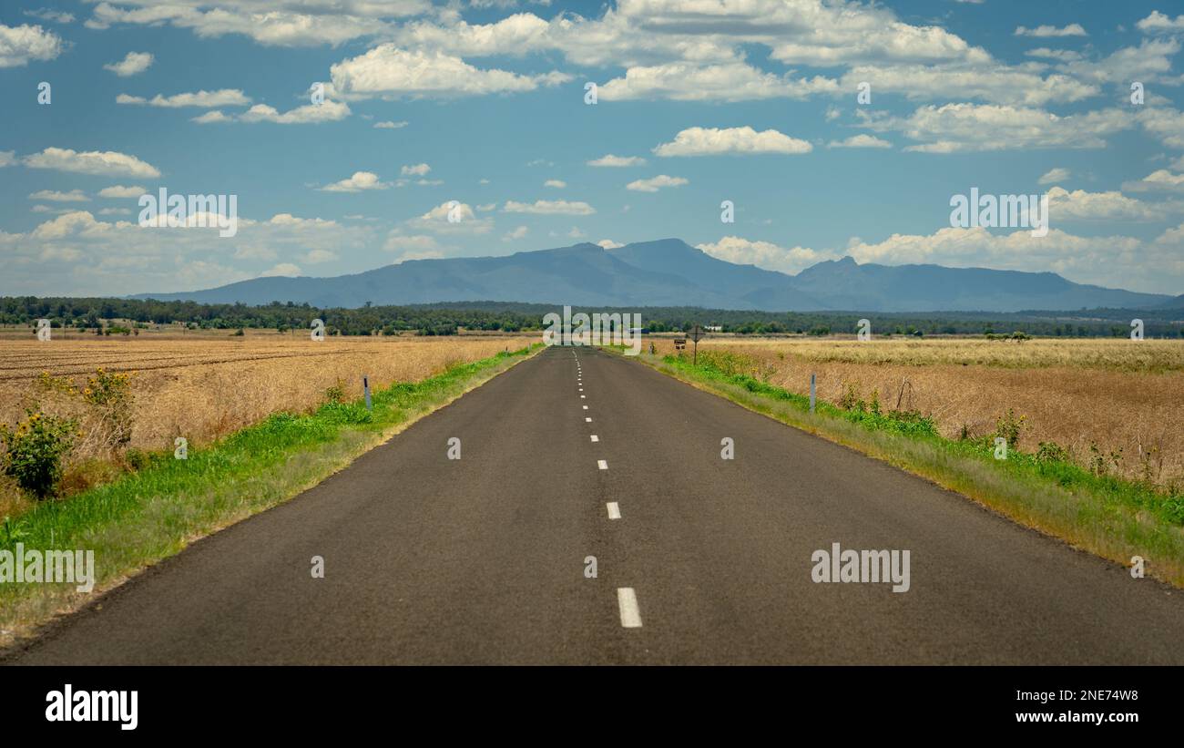 Picturesque road in rural outback NSW, Australia (Killarnie Gap Road ...