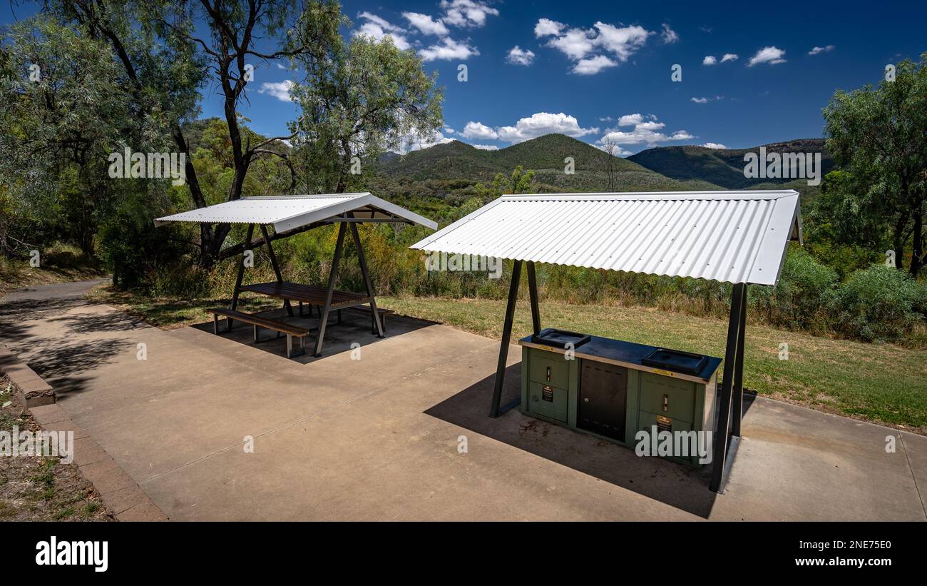Barbecue and picnic area at Sawn Rocks lookout in Mount Kaputar ...