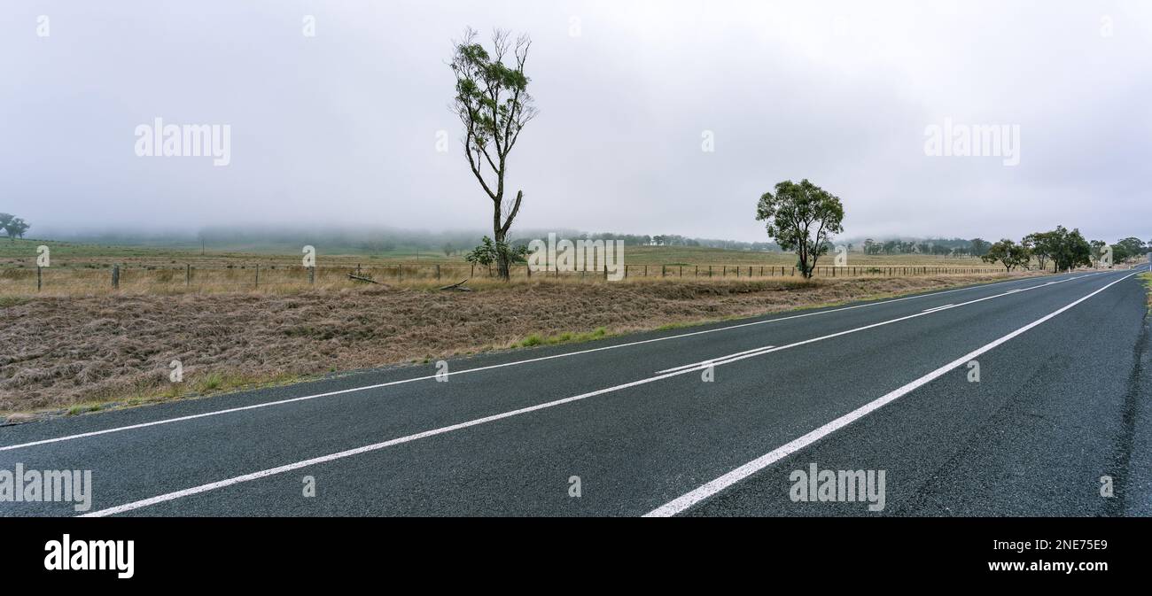 Picturesque road in rural outback NSW, Australia (Killarnie Gap Road ...