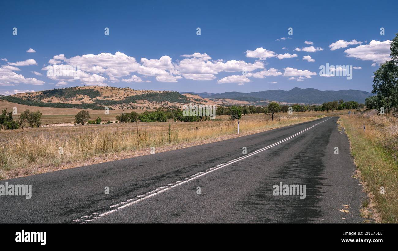 Picturesque road in rural outback NSW, Australia (Killarnie Gap Road ...