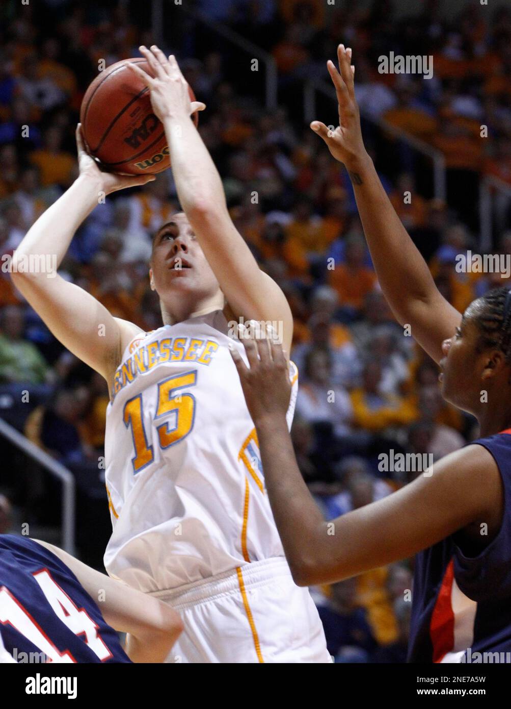 Tennessee's Alicia Manning (15) shoots over Mississippi's Nikki Byrd ...