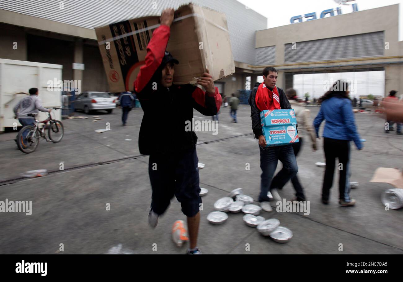 People loot a supermarket in Concepcion, Chile, Sunday, Feb. 28, 2010 ...