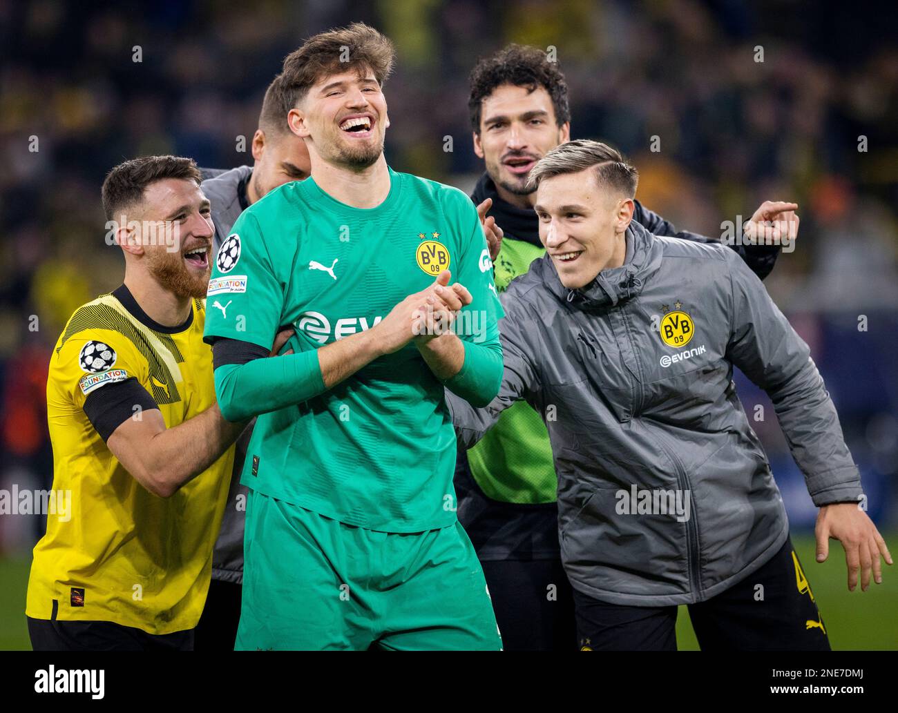Dortmund, Germany. 15th Feb, 2023. Schlussjubel: Salih Özcan (BVB) Torwart Gregor Kobel (BVB ...