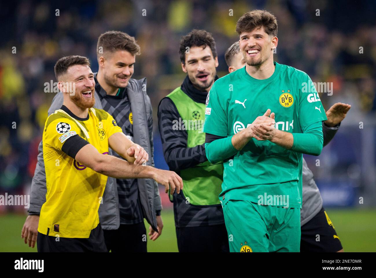 Dortmund, Germany. 15th Feb, 2023. Schlussjubel: Salih Özcan (BVB) Torwart Gregor Kobel (BVB ...