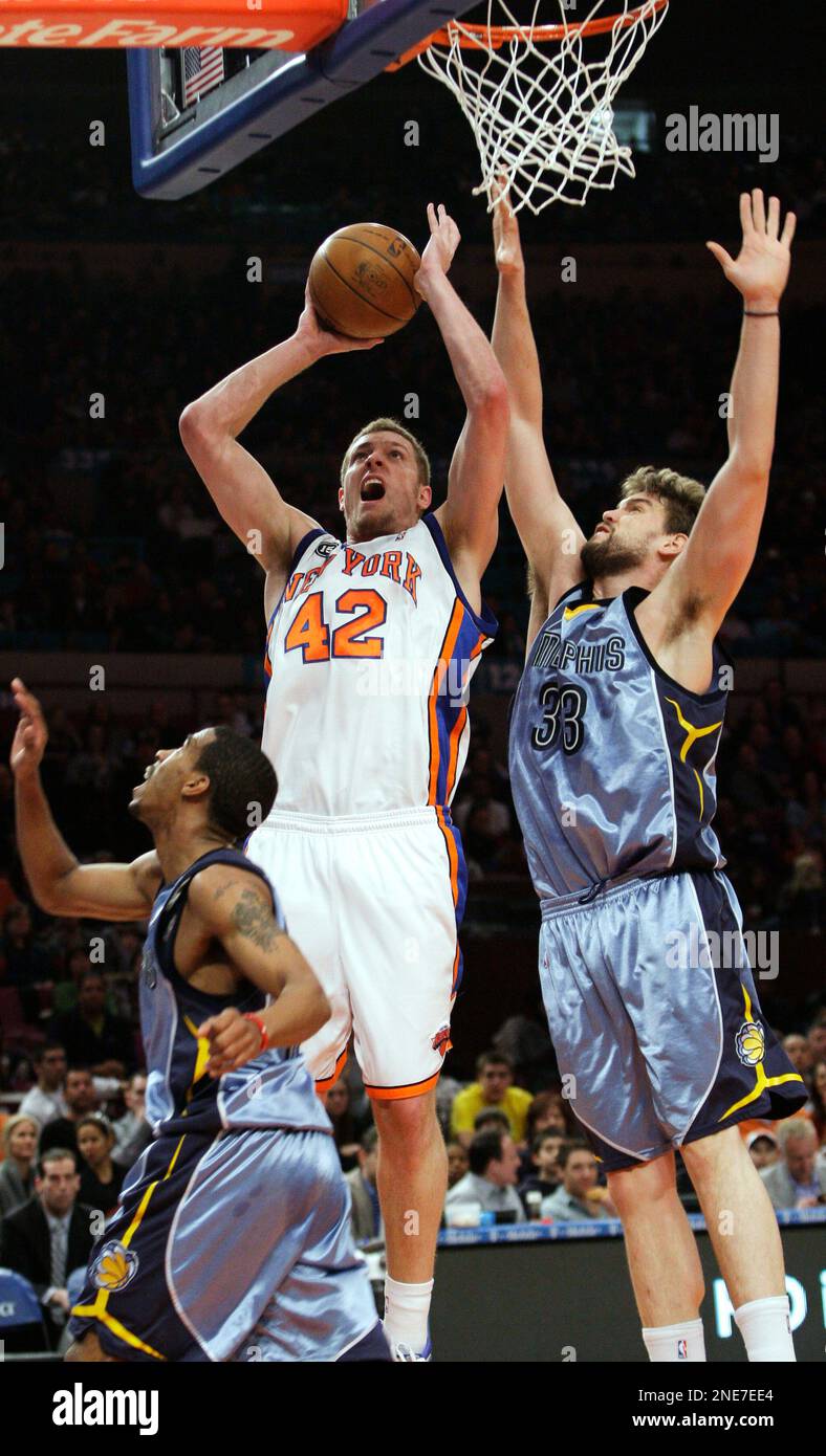 New York Knicks' David Lee (42) drives past Memphis Grizzlies' Marc ...