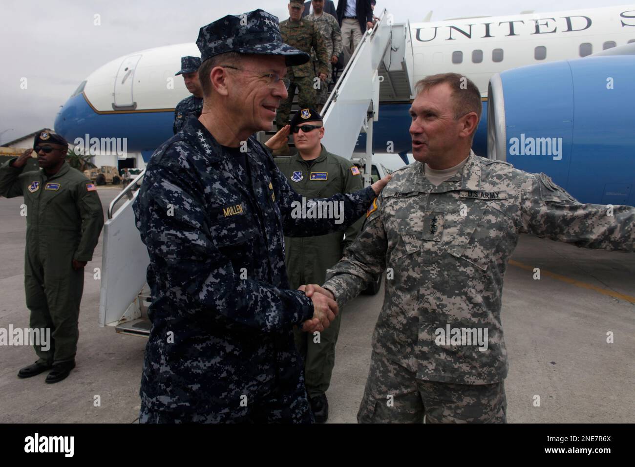 The Chairman of the Joint Chiefs of Staff, Admiral Michael Mullen, left ...