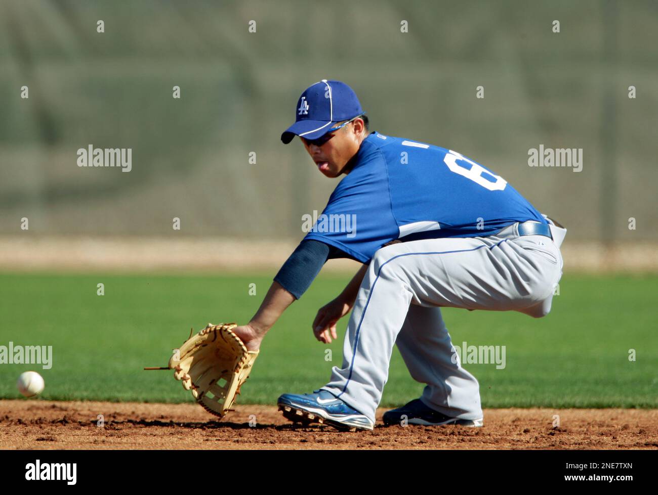 Los Angeles Dodgers' Chin-lung Hu fields during baseball spring ...