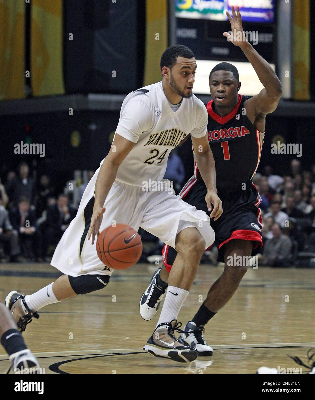 Vanderbilt forward Andre Walker (24) dribbles past Georgia guard Travis ...